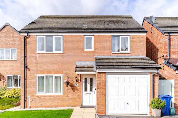 4 Bedroom, Wi-fi, Sky, Netflix, Parking, Open View - Newcastle-under-Lyme