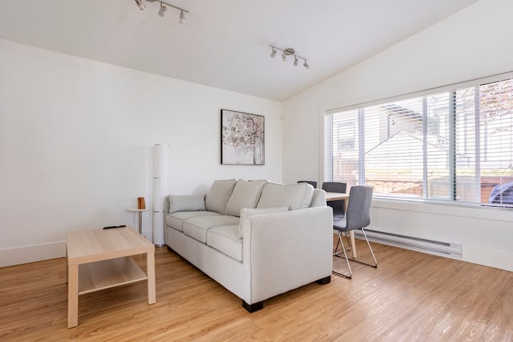 Private Guesthouse With Patio - Burnaby