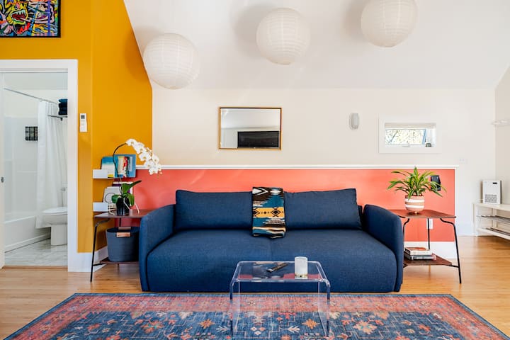 Enormous Farmhouse Loft, Walk To Lake & Light Rail - シアトル