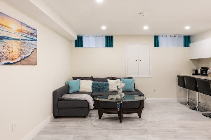 Private & Clean Suite | Great Location + Parking - Bradford, ON, Canada