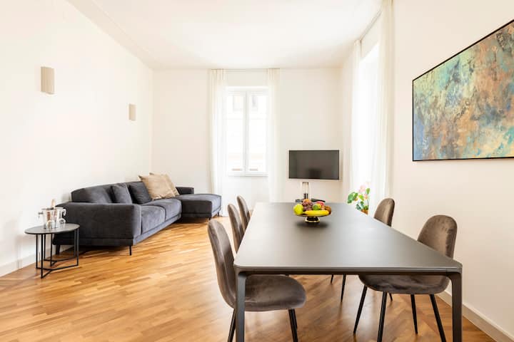 A Prestigious And Large Apt Facing Via Condotti - Rome