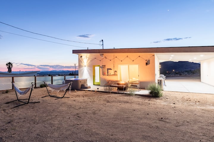 Tiny Modern House With Spa - Joshua Tree, CA