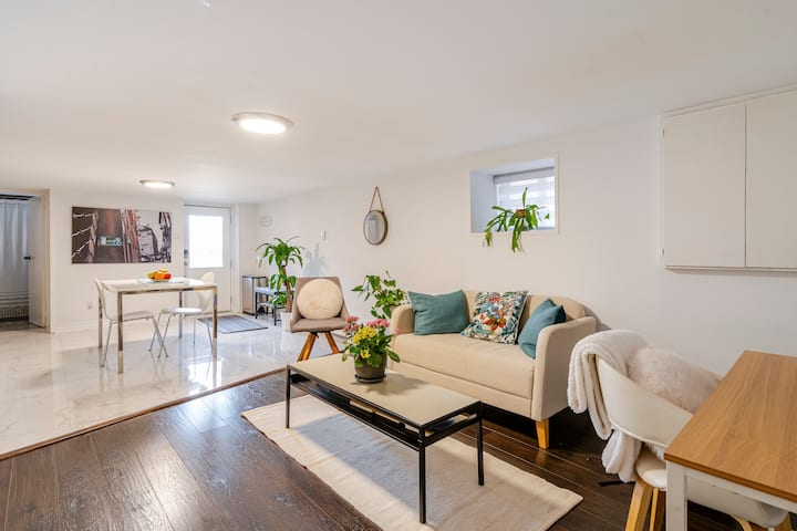 Entire Level Near The Annex And Koreatown - Toronto