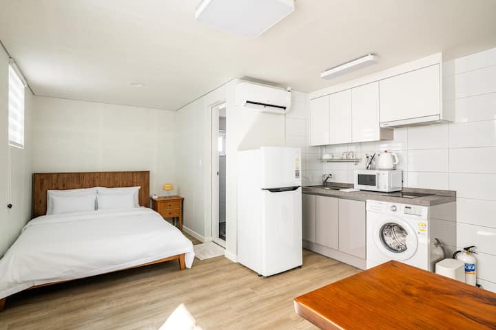 Clean Apt/bath/elevtr/3min Walk Hongik St - Seoul