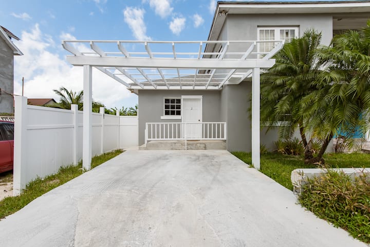 Cozy 1 Bed Near Airport & Beach - 拿騷