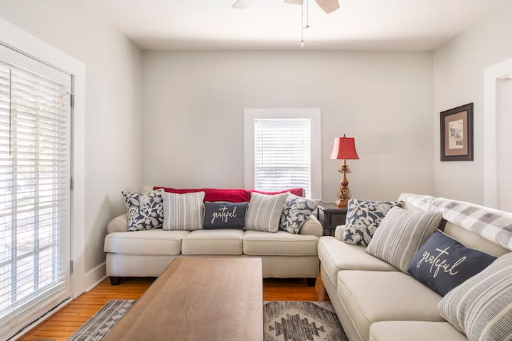 Bama Bungalow 2.0- 1 Mile From University - Tuscaloosa, AL