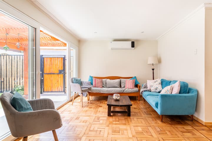 Hermosa Casa, Barrio Residencial - Santiago, Chile