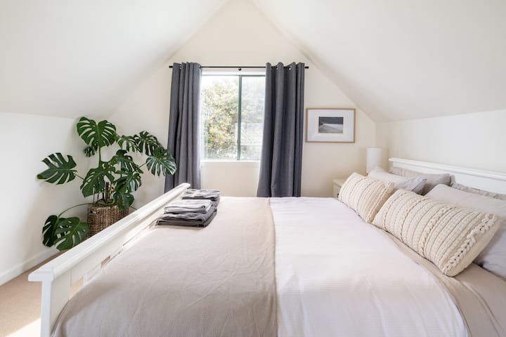 Sunrise Cedar Beach Retreat- Coastal Comfort - クイーンズクリフ