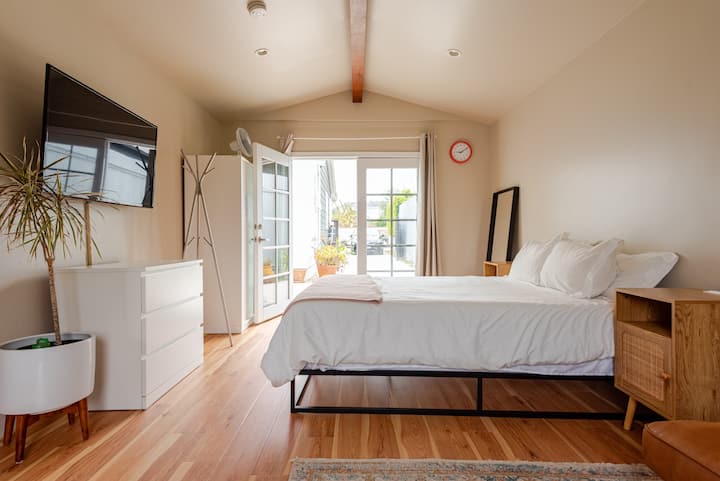 Newly Renovated Guest House! - Los Angeles, CA