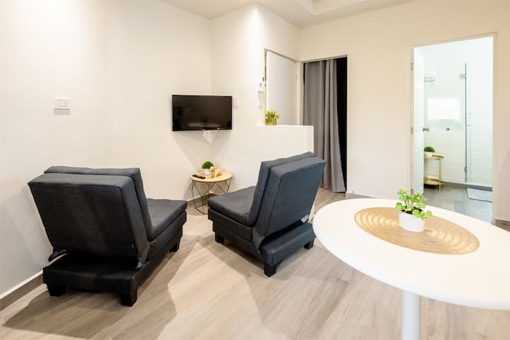 Cozy Retreat Facing A Park · South Monterrey - Monterrey