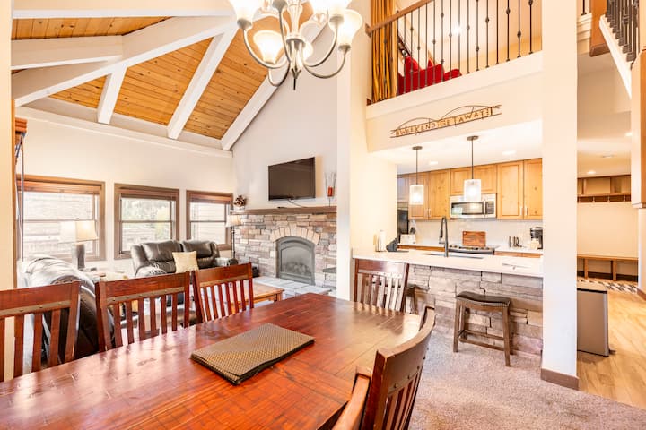 Top-floor 2br/loft Condo | Pool, Hot Tub, Walk To - Breckenridge, CO