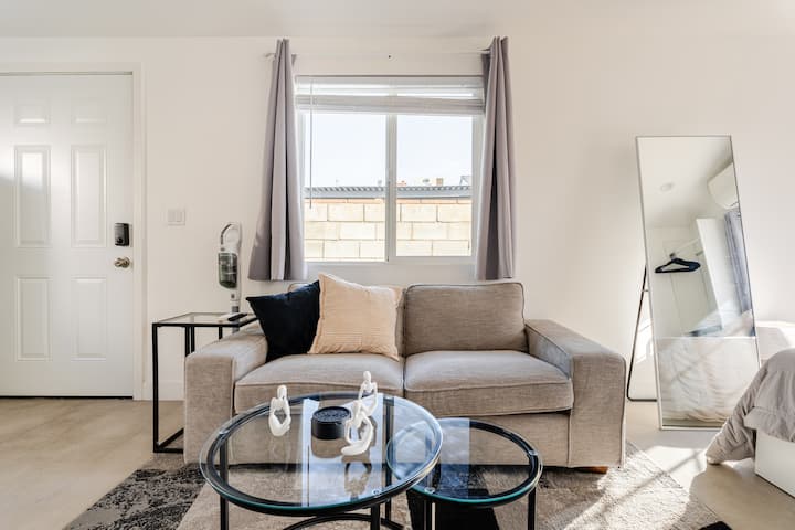 Modern Burbank-adjacent Studio - Los Angeles, CA