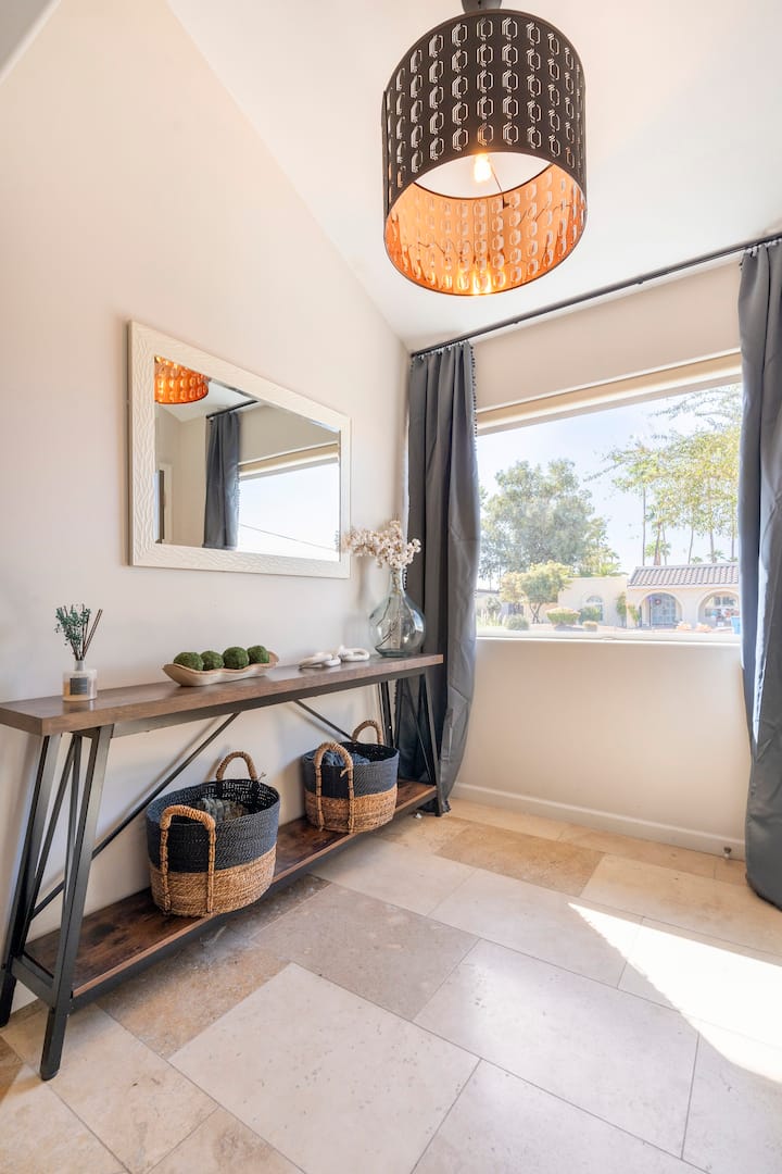 The Redfield House W/ Hot Tub + Arcade - Phoenix, AZ