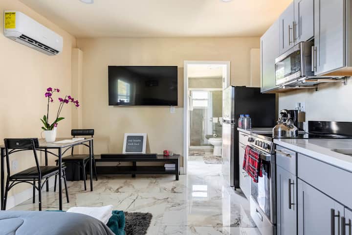 Lyssareva Private Guesthouse In Sunrise. - Sunrise, FL