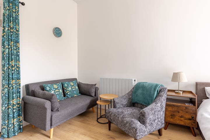 Studio Apartment, King-size Bed &Private Patio X 2 - Cheltenham