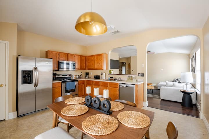 Family Getaway! 4br/2 Full Bth In S.a W/playground - Helotes, TX