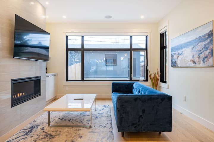 Modern Inner City Duplex With Private Garage! - Calgary