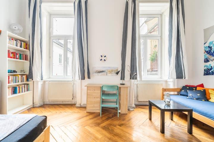 Quiet Room With Ocean View (⊙_☉) - Viena