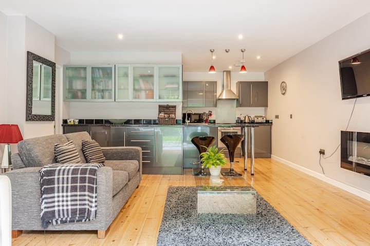 Beautiful Self Contained Apartment With Parking - Bath