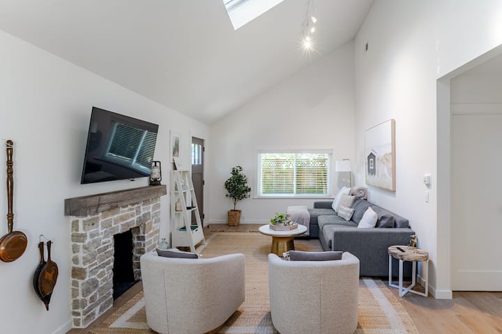 Wine Country Poolside 5 Bed Farmhouse - Yountville, CA