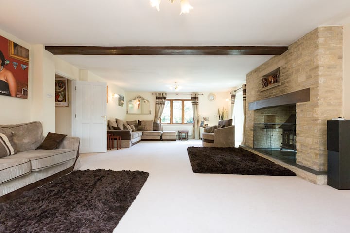 Jacobean Farmhouse In The Cotswolds Bedroom 2. - Burford, UK