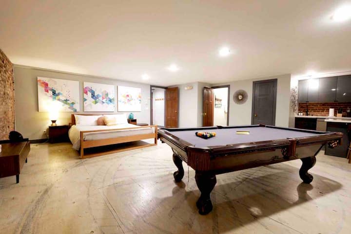 Classic-meets-new Large Studio W/ Pool Table - Queen Anne - Seattle