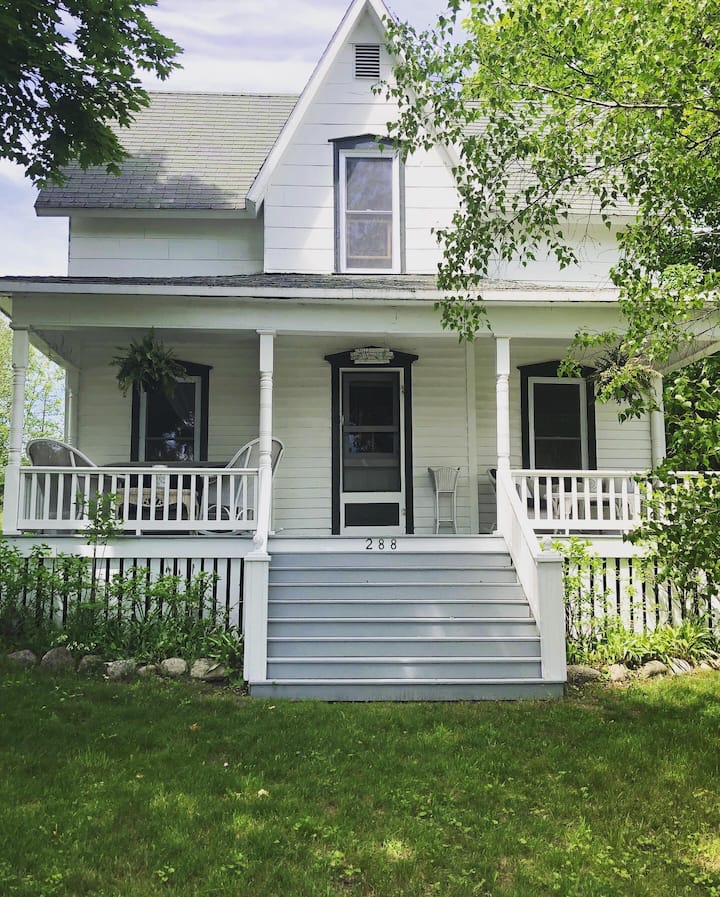 Summit Street Cottage - Harbor Springs, MI