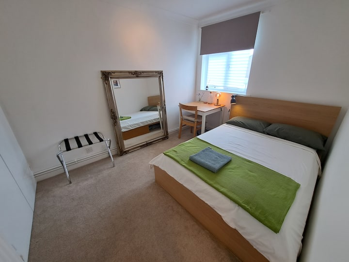 Large, Quiet Room With Standard Double Bed - Croydon