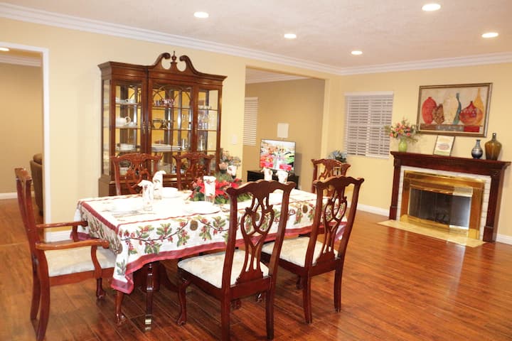 3 Bed 2 Bath, Sleep 9 , ~ 2 Miles To Disneyland - Huntington Beach, CA