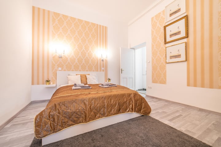 Grand Boulevard 1 Bdrm Home In The Heart Of Bp - Budapest