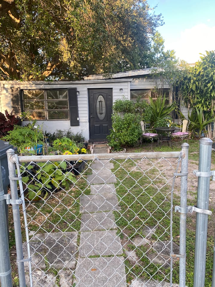 Cozy 2 Bedroom Home In Heart Of Soflo - Miami Gardens, FL