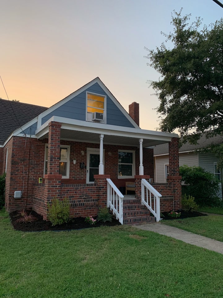 Beachside Cottage: Yard, Porch, Walk To Beach - Norfolk, VA