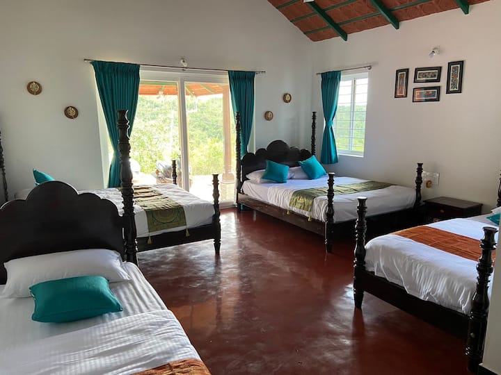 Courtyard Valley Homestay With Valley View Outside - Sakleshpura