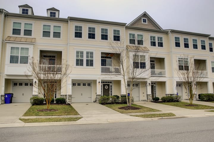Beautiful Rehoboth Beach Townhome W/ample Parking - Rehoboth Beach, DE