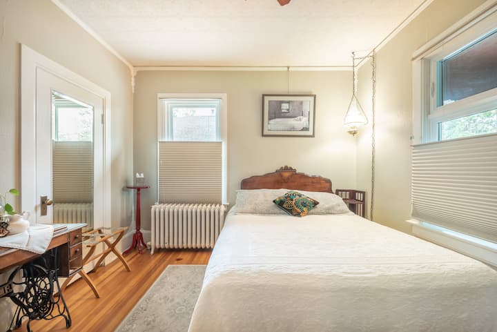 Romantic Bungalow @ Silver Garden Inn Str #0384 - Colorado Springs, CO
