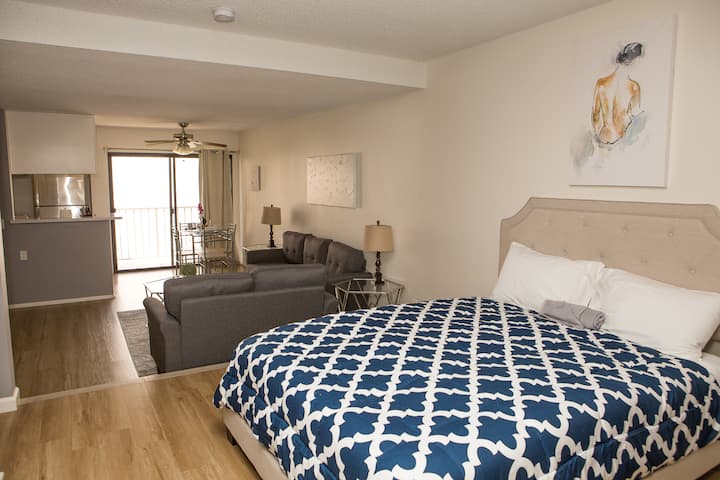 Contemporary Hollywood Studio - Fully Furnished - Los Angeles, CA