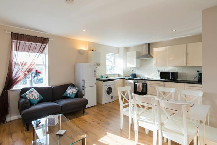 Popular Central Two Bedroom Apartment & Parking! - Cardiff