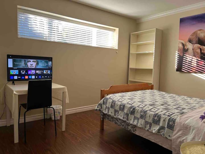 Very Quiet And Tidy Hardwood Floor Room - Burnaby