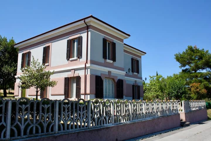 Villino Con Ampio Giardino E Parcheggio Esclusivi - Senigallia
