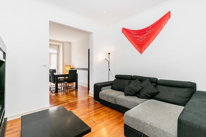 Central Two Bedrooms With Balcony - Avenidas Novas