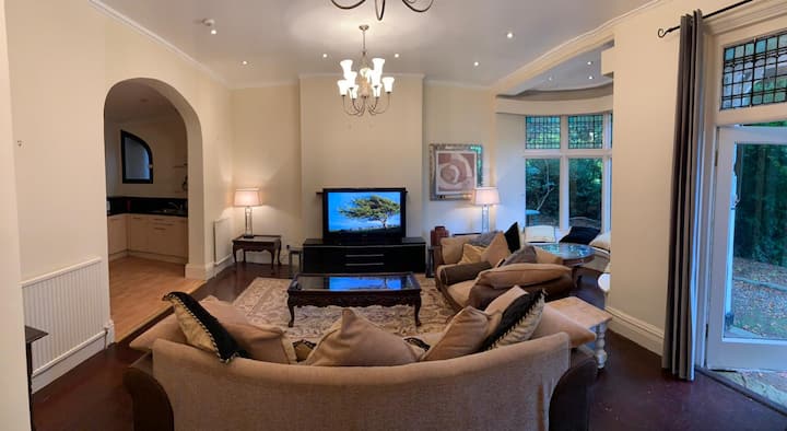 Apt 1 -  Large 2 Bedroom Apt In Amesbury Manor - Solihull