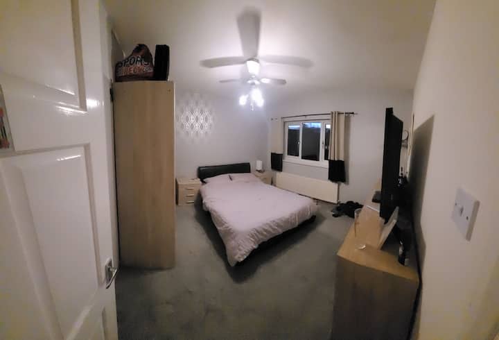 Double Bedroom, Shared Bathroom With Parking. - Telford