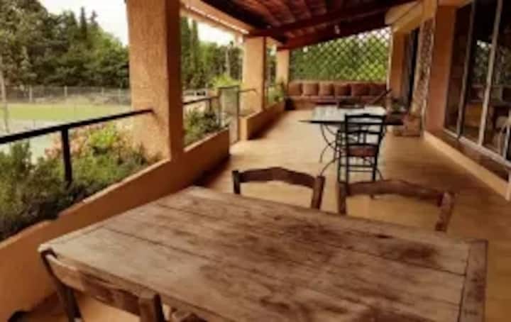 Haut De Maison Avec Tennis Et Piscine Privatifs. - Cavaillon