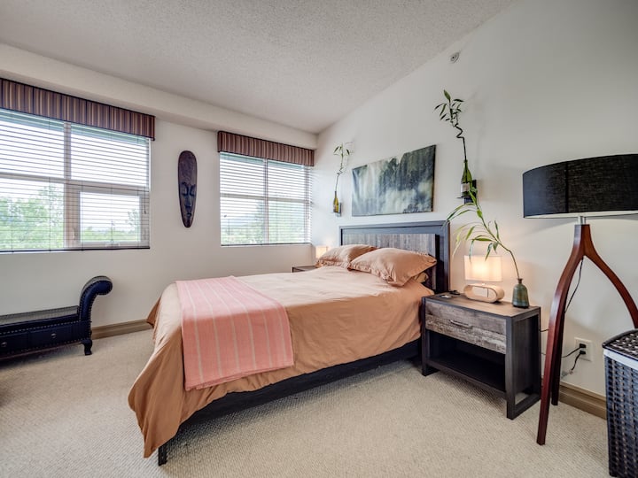 Cozy Mountain View Getaway - Canmore
