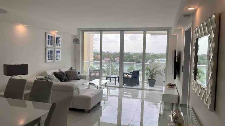 Dpto Miami Beach Remodelado A Nuevo Linea De Playa - Miami Beach
