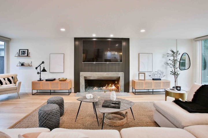 Harbour House: Beach, Pool/jacuzzi & Koi Pond. - Seal Beach, CA