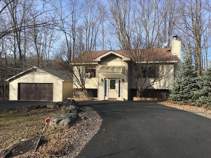 Charming Retreat By The Beach - Lake Ariel