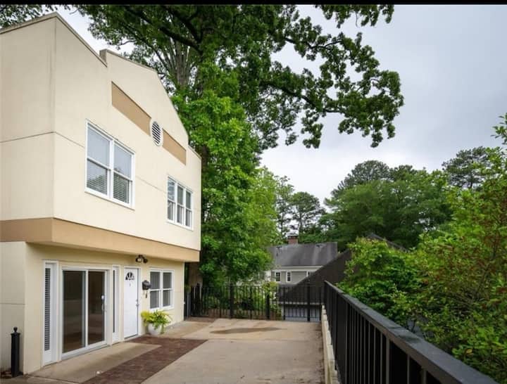 Buckhead 2 Story Townhouse 2bd/2bath W/parking - Atlanta, GA