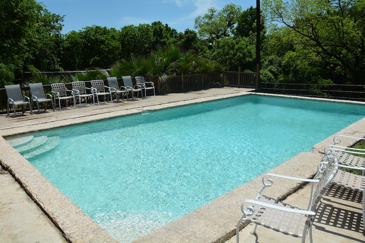 Private, B-ball, Pool, 7 Bedroom, Sleeps 20 - Seguin, TX