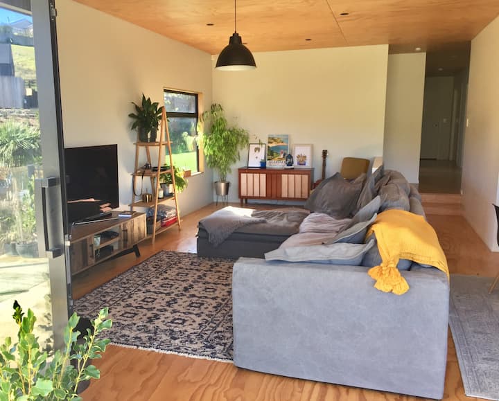 Sun Kissed Room In Modern Raglan Home - Raglan